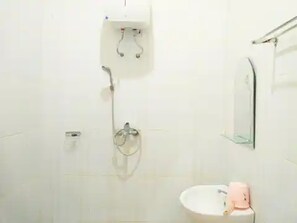 Quarto Duplo Standard | Casa de banho | Um polibã, um chuveiro fixo 