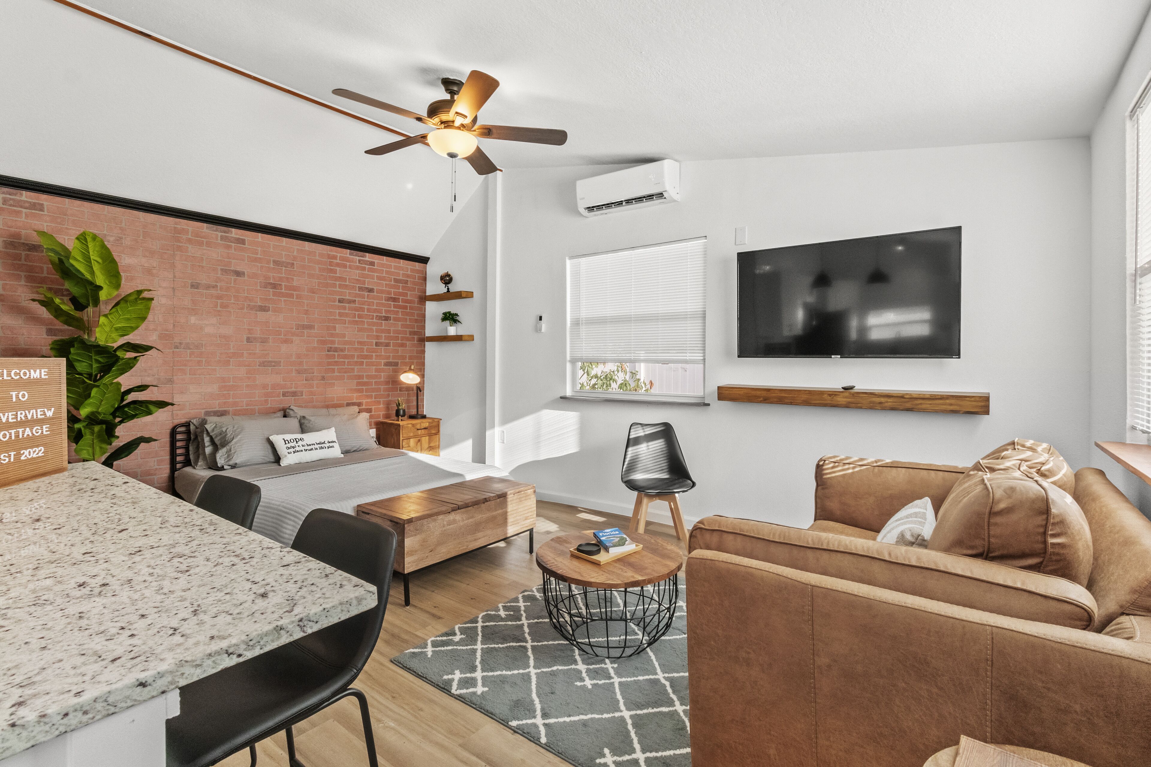 Spacious Industrial Style Guesthouse - リバービュー, FL