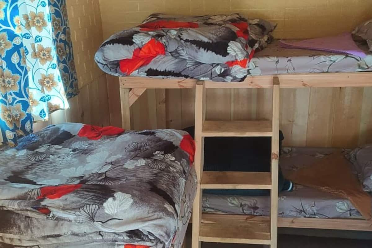 Quarto Triplo Básico | Roupa de cama fornecida