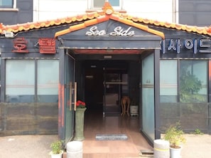 A entrada de um edifício com uma placa que diz 'Sea Side'.