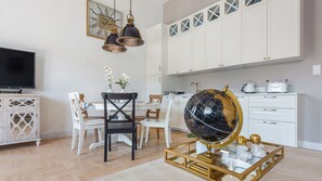 Apartamento (12) | Kitchenette privada | Um frigorífico, uma placa de cozinha, uma chaleira elétrica 