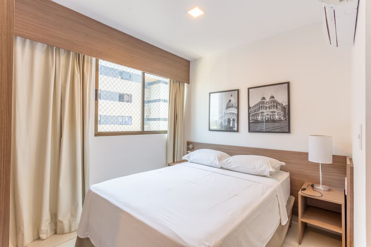 1 quarto, com mobília individualizada, secretária