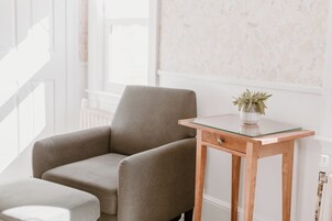 Room 2 | Roupas de cama premium, camas Tempur-Pedic, individualmente decorados