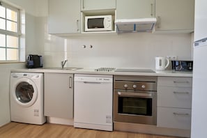 Villa Superior | Cozinha privada | Minifrigorífico, um micro-ondas, um forno, uma máquina de lavar louça