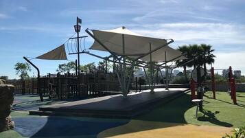 Fachada do alojamento (tarde/noite)