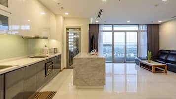 Apartamento família, 4 quartos | Área de estar | Escritórios
