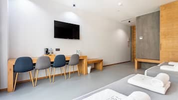 Quarto quádruplo família, vista para a cidade | Roupas de cama premium, edredons de pluma, frigobar, cofres nos quartos