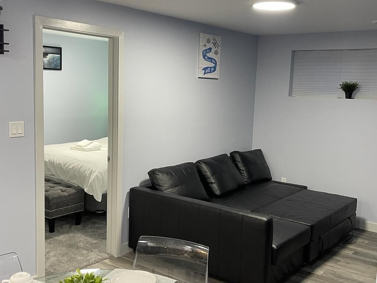 Modern, Cozy And Private Suite Basement In South West Edmonton - Alberta