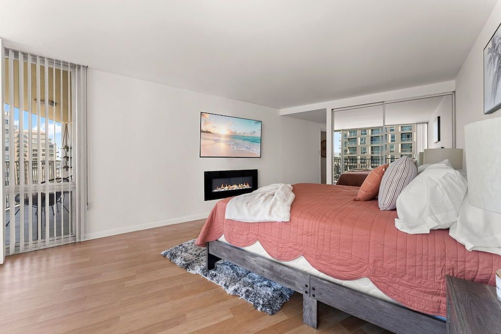 Beautiful Waterfront Condo With Balcony In Long Beach - Orange County, CA