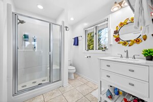 Quarto Panorâmico, 1 quarto, não fumadores, vista para o pátio | Casa de banho | Artigos de higiene pessoal grátis, um secador de cabelo, roupões