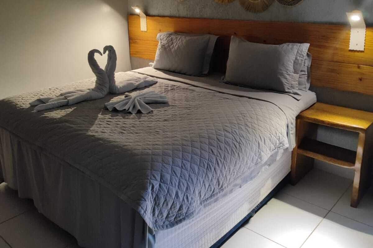 Quarto casal conforto, 1 cama Queen | Roupas de cama premium, camas com colchões pillow-top, frigobar