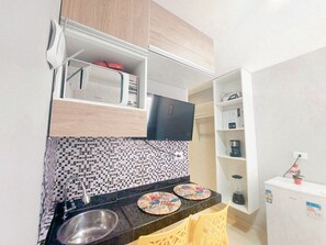 Apartamento Familiar | Cozinha privada | Um frigorífico, um micro-ondas, uma torradeira, utensílios de cozinha 