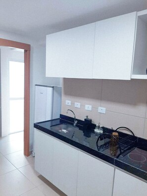 Apartamento Familiar, vista para o pátio | Cozinha privada | Um frigorífico, um micro-ondas, uma torradeira, utensílios de cozinha