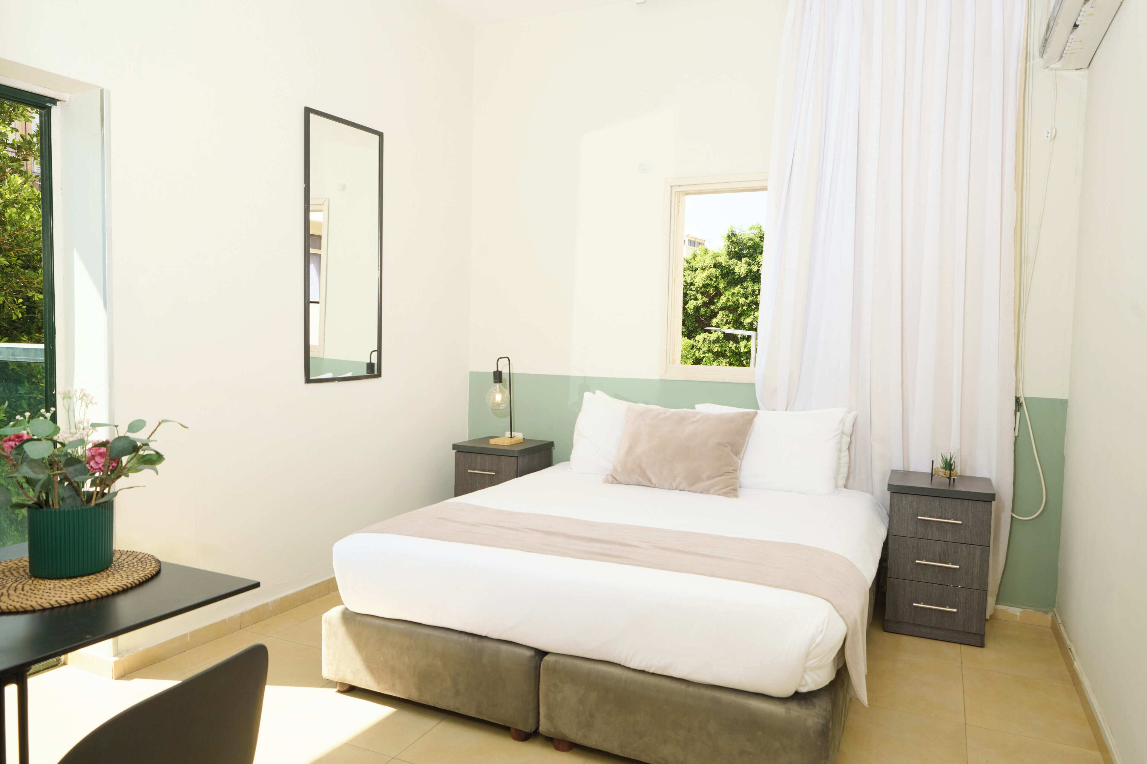 Family 2 Bedrooms with Balcony | Roupas de cama antialérgicas, frigobar, cofres nos quartos