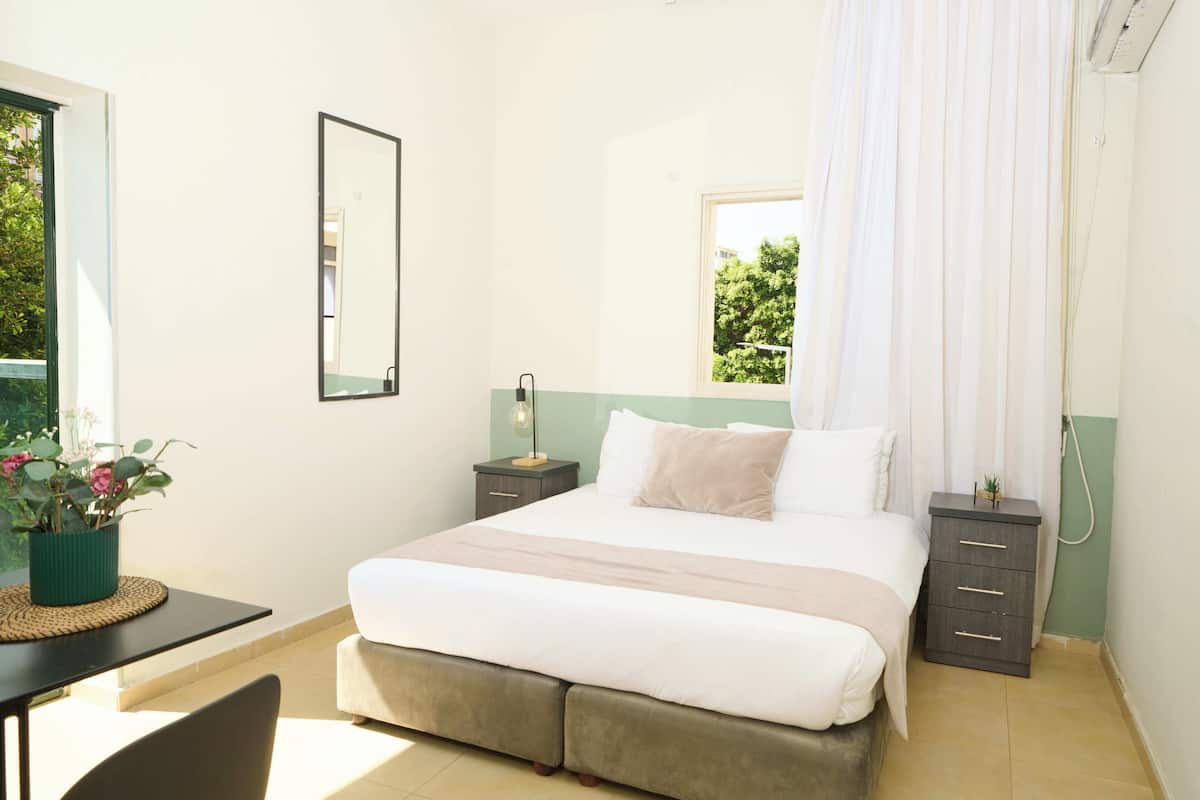 Family 2 Bedrooms with Balcony | Roupas de cama antialérgicas, frigobar, cofres nos quartos
