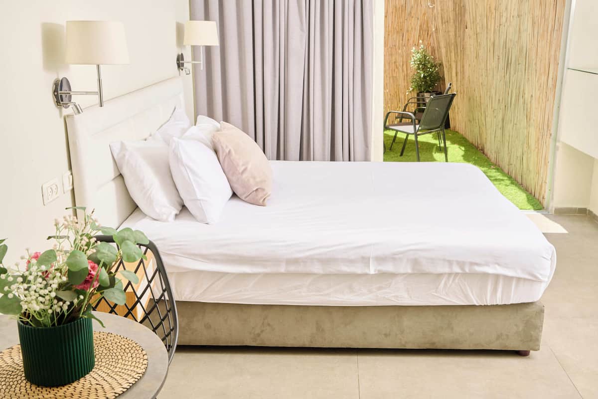 Deluxe with Balcony | Roupas de cama antialérgicas, frigobar, cofres nos quartos
