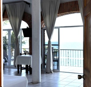 Quarto tradicional, 2 camas de casal, para não fumantes, vista para o mar | 1 quarto, frigobar, individualmente decorados