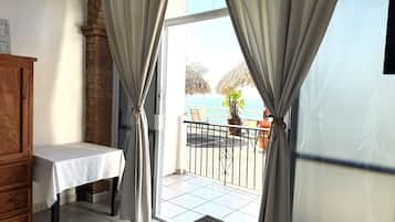 Quarto econômico, 2 camas de casal, para não fumantes, vista para o mar | 1 quarto, frigobar, individualmente decorados