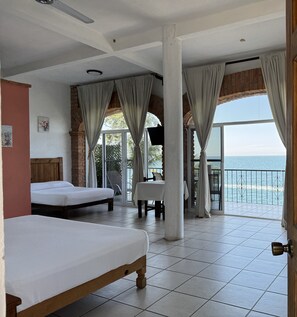 Quarto Tradicional, 2 camas de casal, não fumadores, vista para o mar | 1 quarto, minibar, com decoração personalizada 