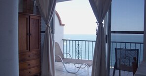 Quarto Básico, 2 camas de casal, não fumadores, vista para o oceano | 1 quarto, minibar, com decoração personalizada 