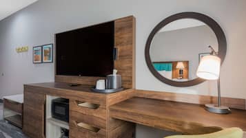 Quarto, 1 cama king-size, frigorífico | Secretária, ferro/tábua de engomar, roupa de cama fornecida
