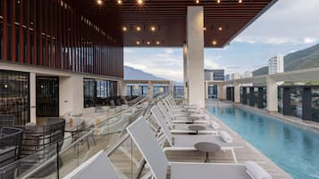 Piscina exterior sazonal