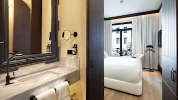 Quarto, 1 cama king-size (King Cobalto Room) | Casa de banho | Artigos de higiene pessoal grátis, um secador de cabelo, roupões