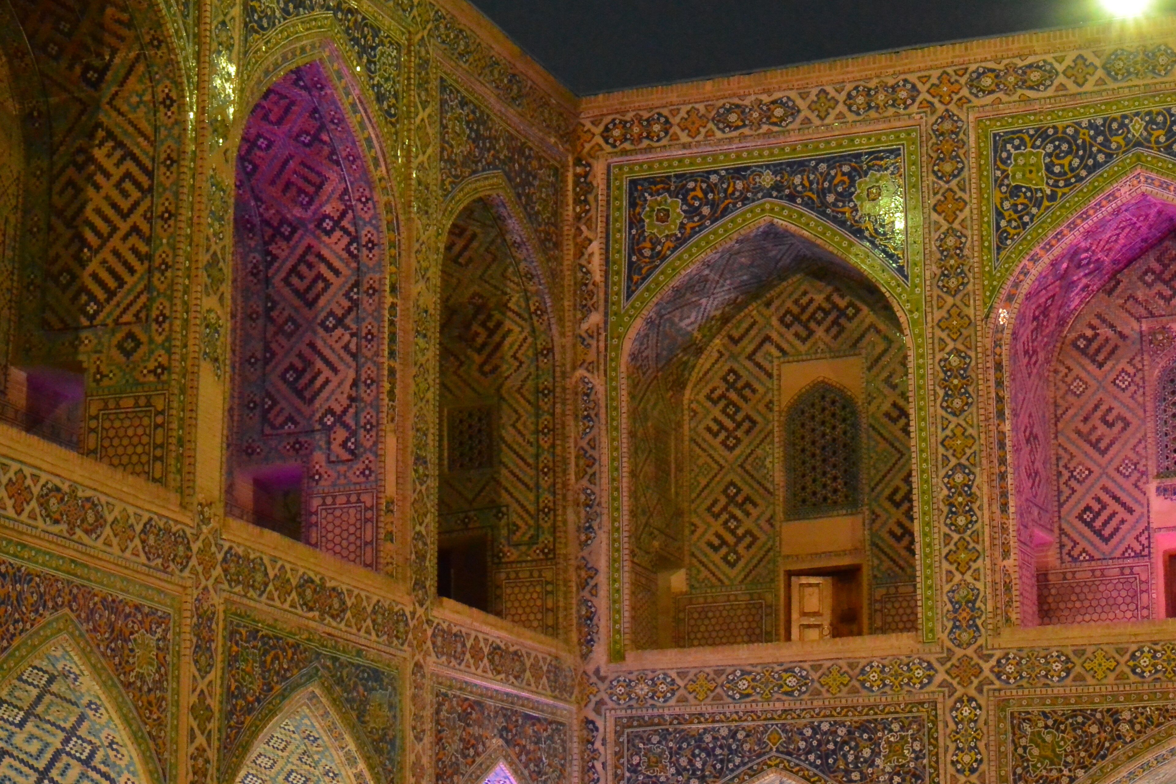 Um interior com arcos elaborados e detalhes em azulejos.