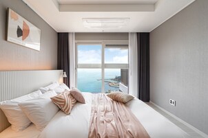 Family Three Room Ocean | Edredões de penas, camas de colchão viscoelástico 
