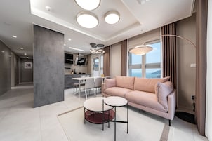 Family Three Room | Sala de estar | Smart TV de 65 polegadas com canais por cabo, televisor 