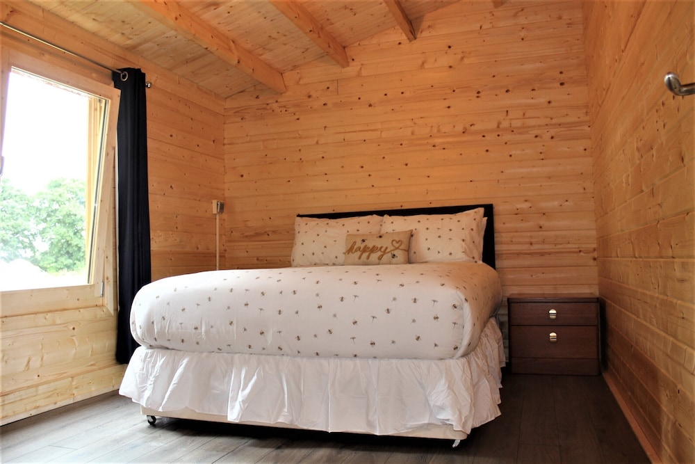 Stunning 5-bed Cabin In Ashton Under Hill - Gloucestershire
