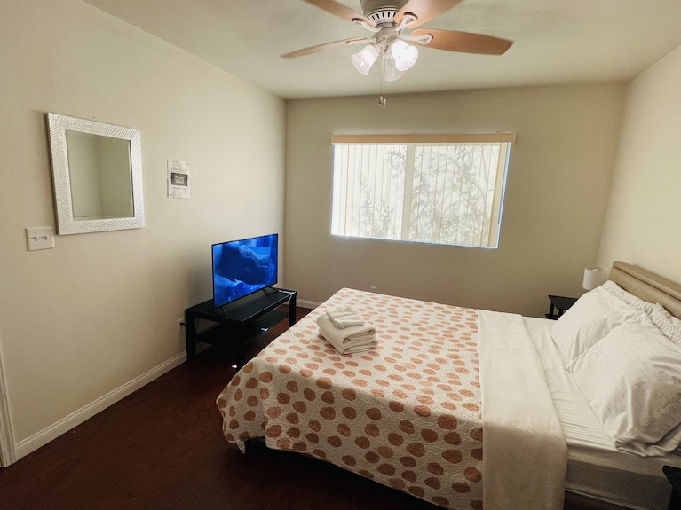 2-12 People 4 Bedrooms 6 Beds 2 Bathroom, Free Parking, Pets Friendly - Fontana, CA