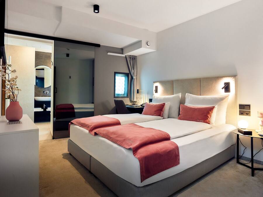 Quarto casal (without window) | Roupas de cama premium, edredons de pluma, individualmente decorados