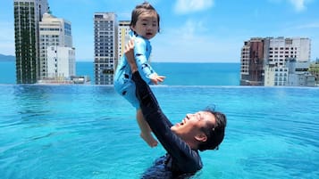 Piscina externa, espreguiçadeiras