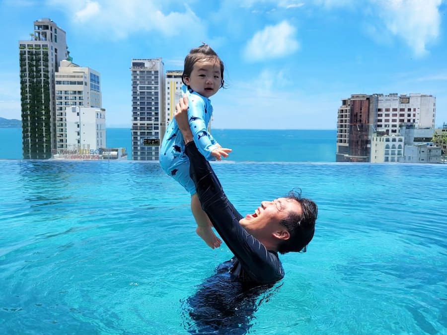 Piscina exterior, espreguiçadeiras