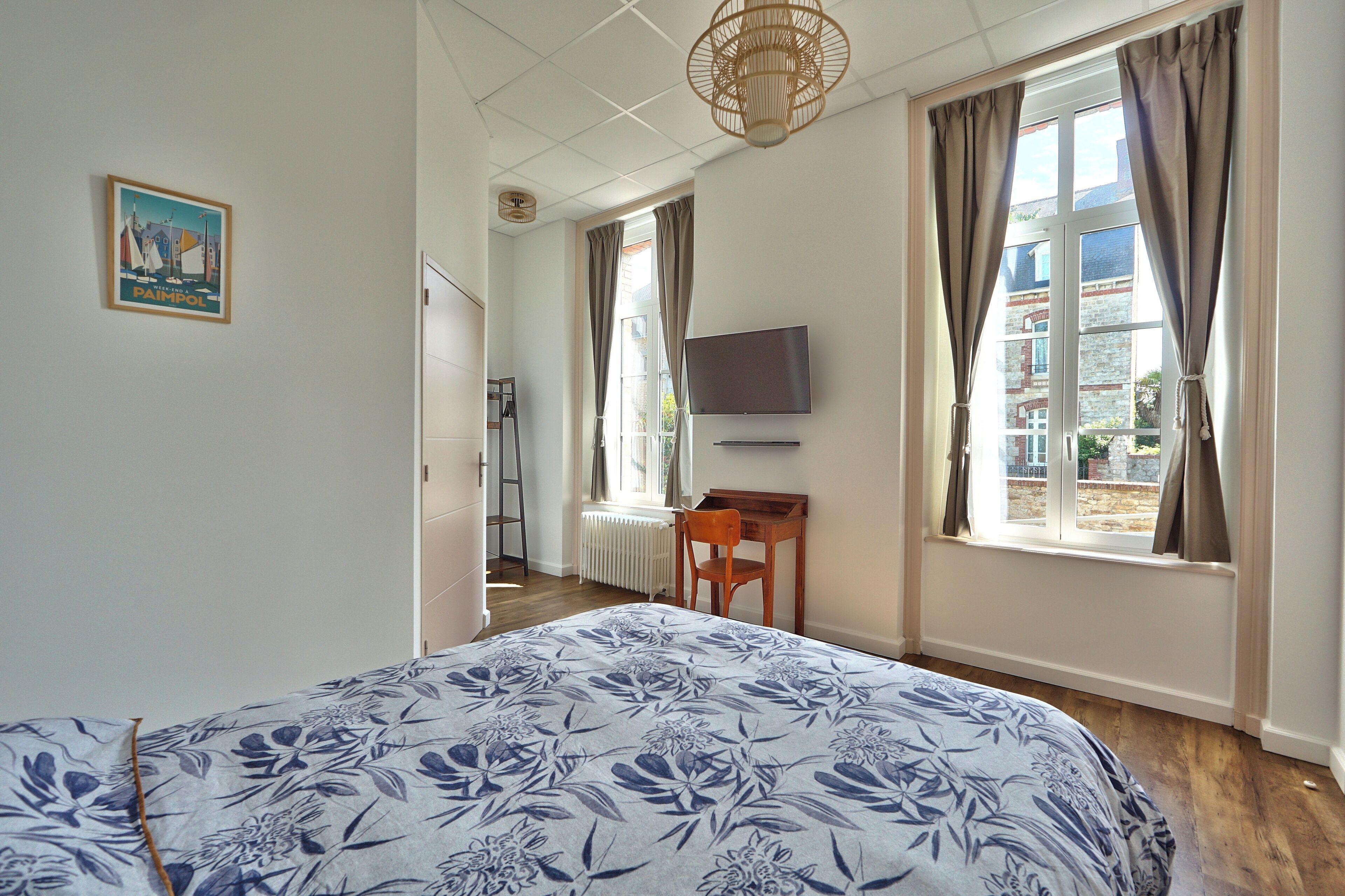 Quarto Duplo | Secretária, Wi-fi grátis, roupa de cama fornecida 