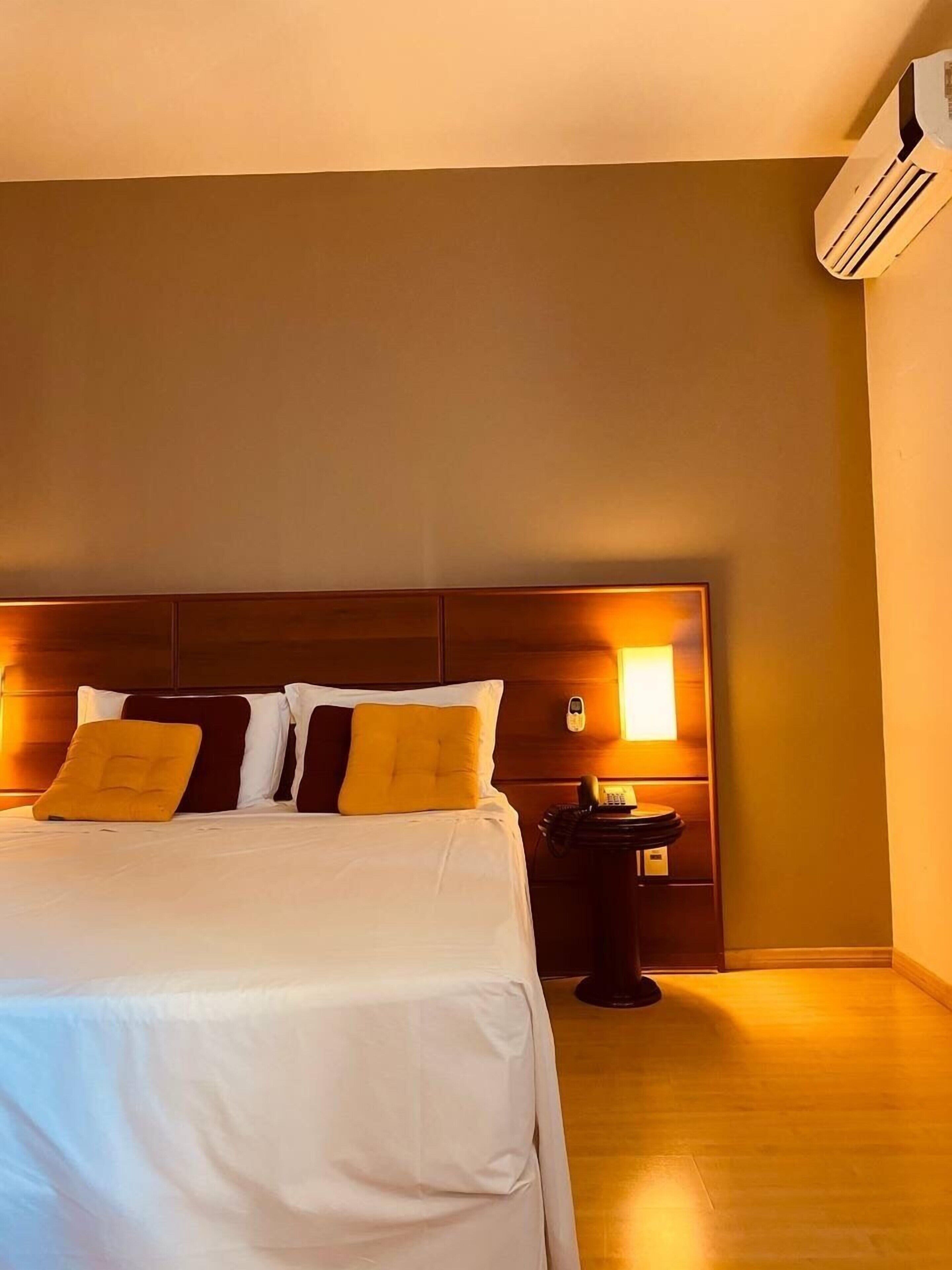 Cortinas/cortinados opacos, roupa de cama fornecida 