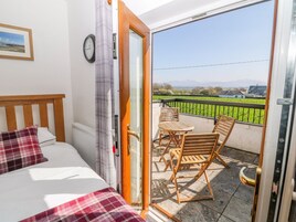 4 quartos, com decoração personalizada, com mobília individualizada 