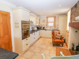 Um frigorífico, uma máquina de lavar louça, uma chaleira elétrica 