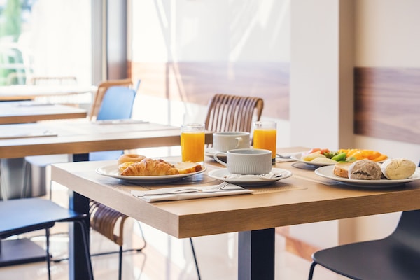 Café da manhã com buffet todos os dias (EUR 12 por pessoa)