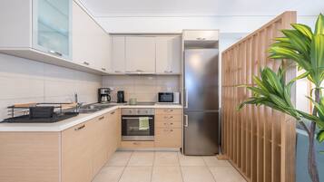 Quarto Duplo de Luxo | Cozinha privada | Um frigorífico, um micro-ondas, um forno, uma placa de cozinha