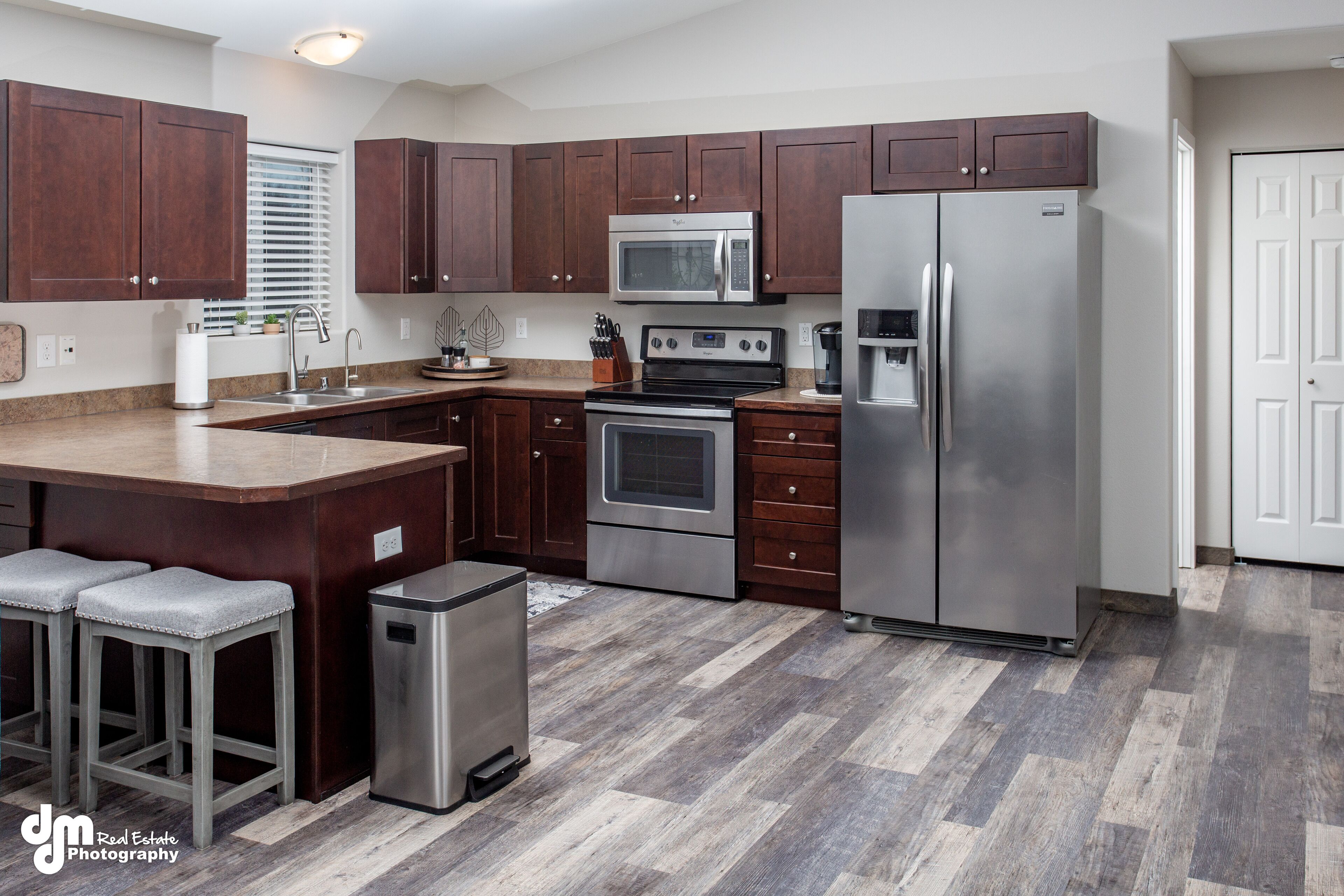 Susitna Suites (2) | Cozinha privada | Um frigorífico/congelador grande, um micro-ondas, um forno 