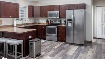 Susitna Suites (2) | Cozinha privada | Um frigorífico/congelador grande, um micro-ondas, um forno