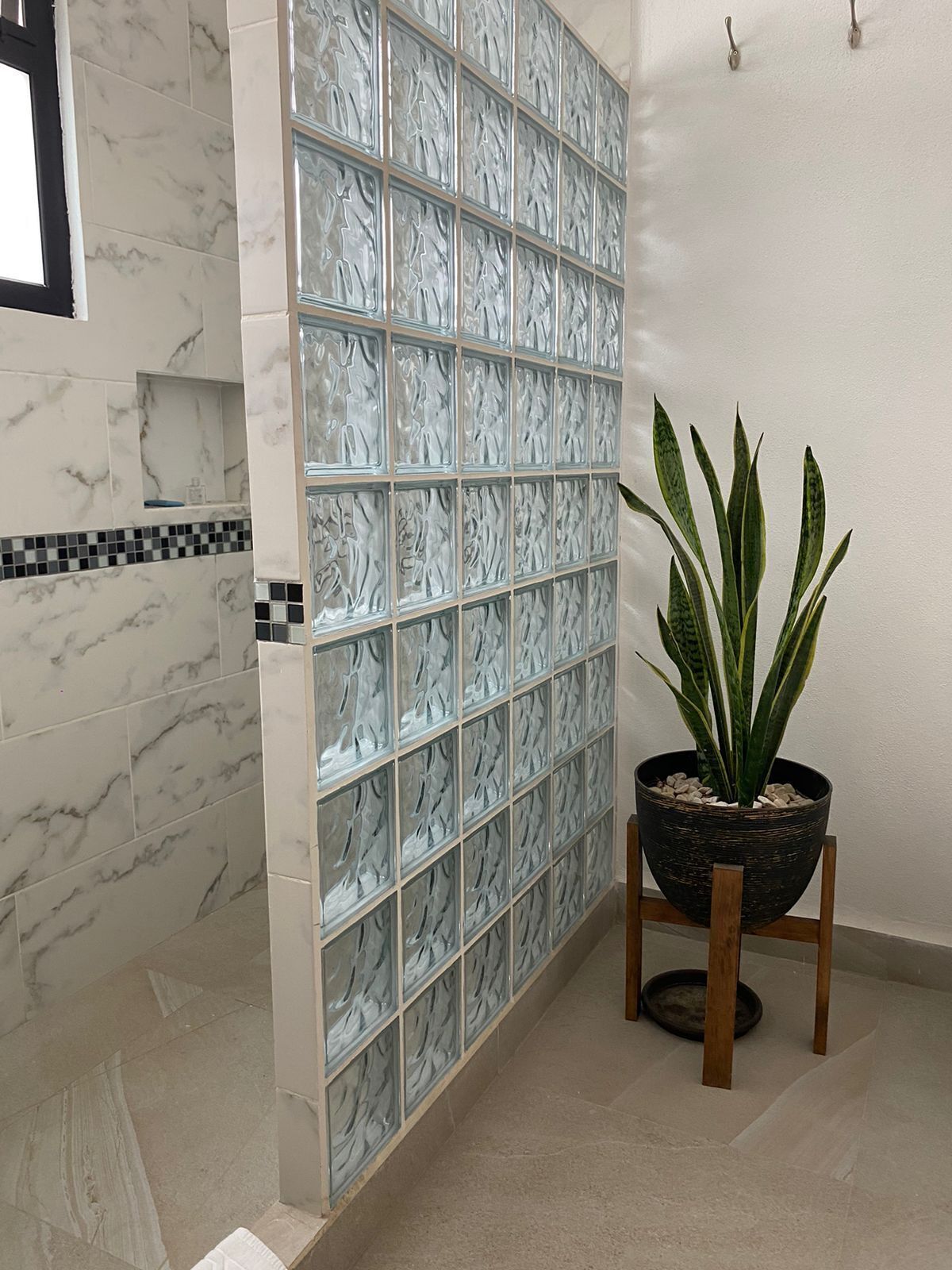 Quarto luxo | Banheiro | Chuveiro, chuveiro com efeito de chuva, produtos de toalete de grife 