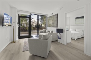 Apartamento Deluxe, 1 quarto, varanda (Room décor/layout/colors vary by unit) | Sala | Televisor de ecrã plano de 42 polegadas com canais por cabo, televisor 