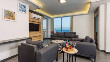 Suíte luxo, 1 cama King e sofá-cama, vista para o mar, de frente para o mar | 1 quarto, roupas de cama premium, frigobar, escrivaninha