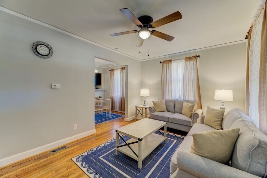 Quaint And Updated Columbian Cottage: Sleeps Four! - Columbia, SC