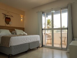 Quarto casal ou duplo superior | Escrivaninha, cortinas blackout, ferros/tábuas de passar roupa