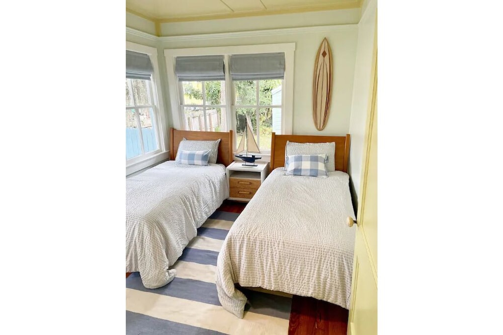 Stylish 3-bedroom Bungalow 8 Blocks From Downtown - Sarasota, FL