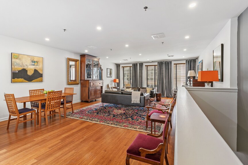 Urban Oasis: Stylish 2br Flat On Historic Mall - Charlottesville, VA